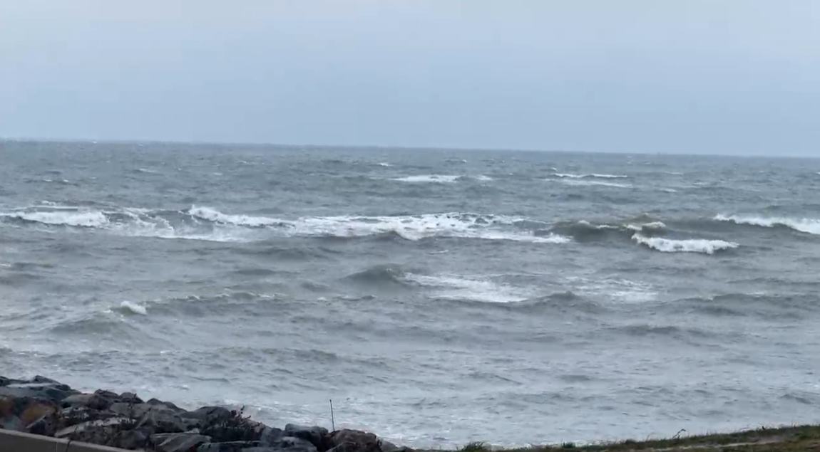 Record la Marea Neagră! Valuri uriașe au lovit țărmul românesc, în ...