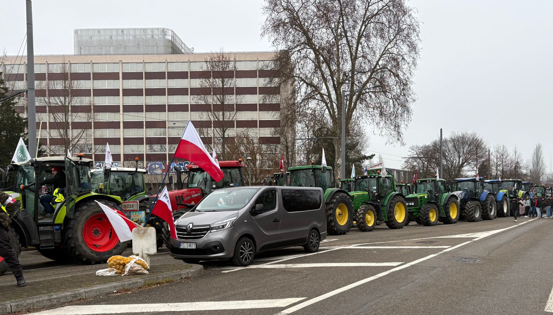 Peste 200 de fermieri români, la Strasbourg, la protestele privind ...